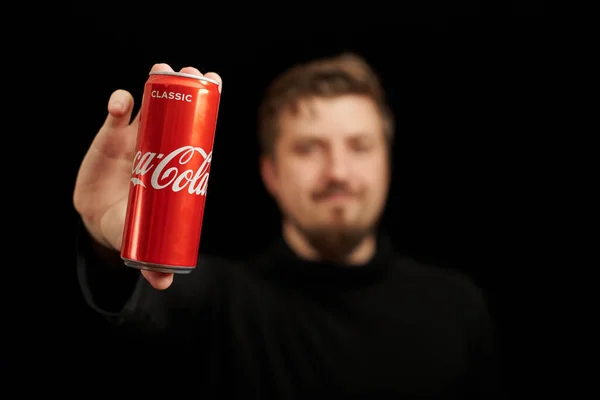 KALINININGRAD, RUSIA - 13 DE MARZO DE 2021 - Joven con la lata de Coca ...