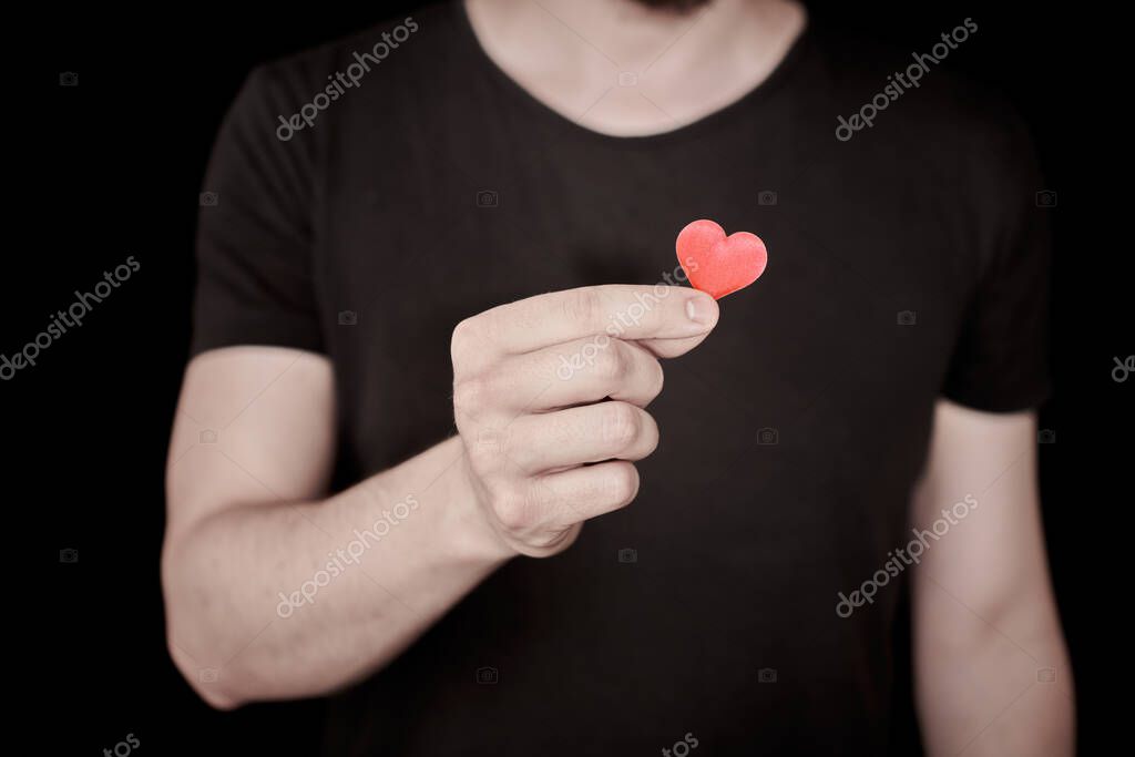 Enamórate del concepto. Dale un corazón, hombre enamorado. Corazón como ...