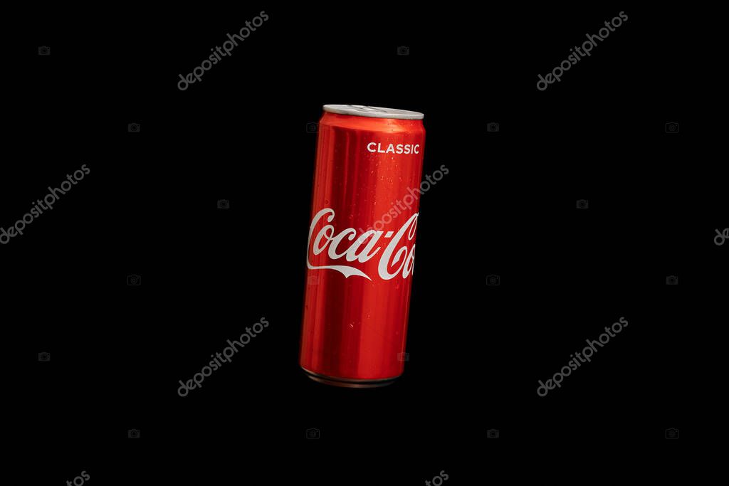 KALINININGRAD, RUSIA - 13 DE MARZO DE 2021 - Lata de coca cola, fondo ...