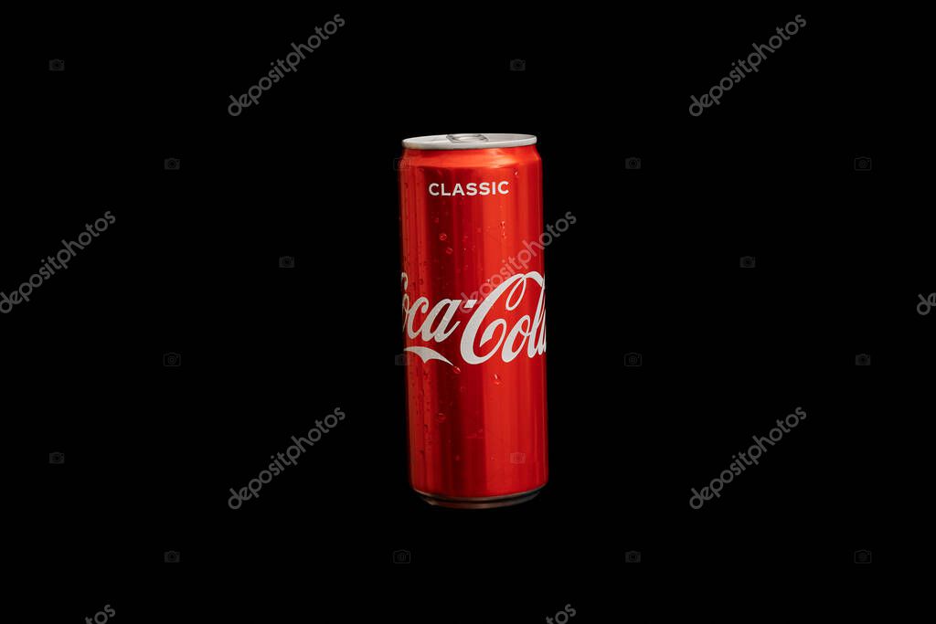 KALINININGRAD, RUSIA - 13 DE MARZO DE 2021 - Lata de coca cola, fondo ...