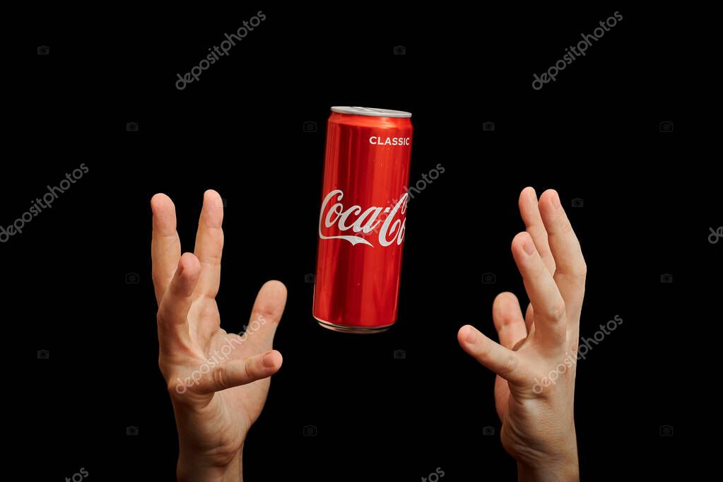 KALINININGRAD, RUSIA - 13 DE MARZO DE 2021 - Las manos atrapan la lata ...