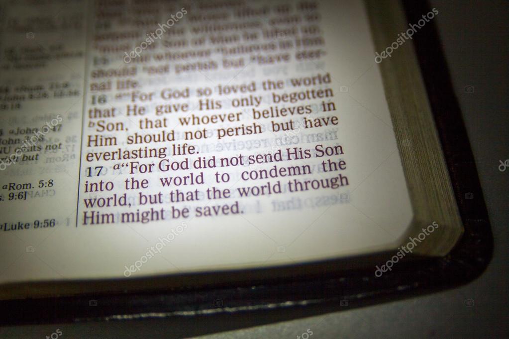 Bíblia Aberta e Versículo Bíblico fotos, imagens de © Hriana #58510753