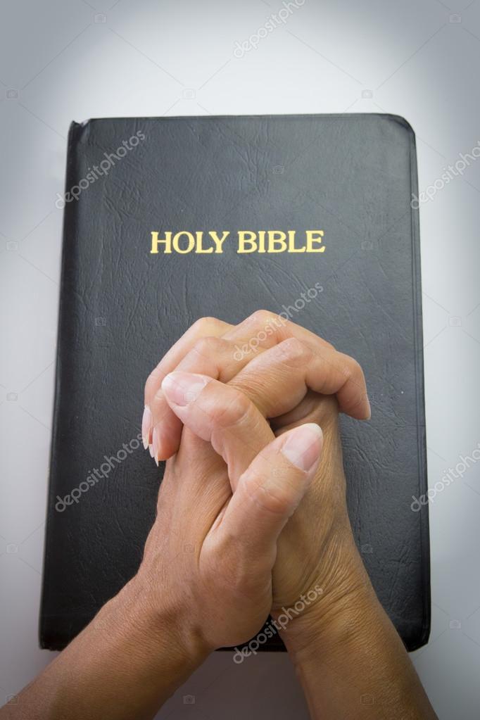 Biddende Handen Met Bijbel