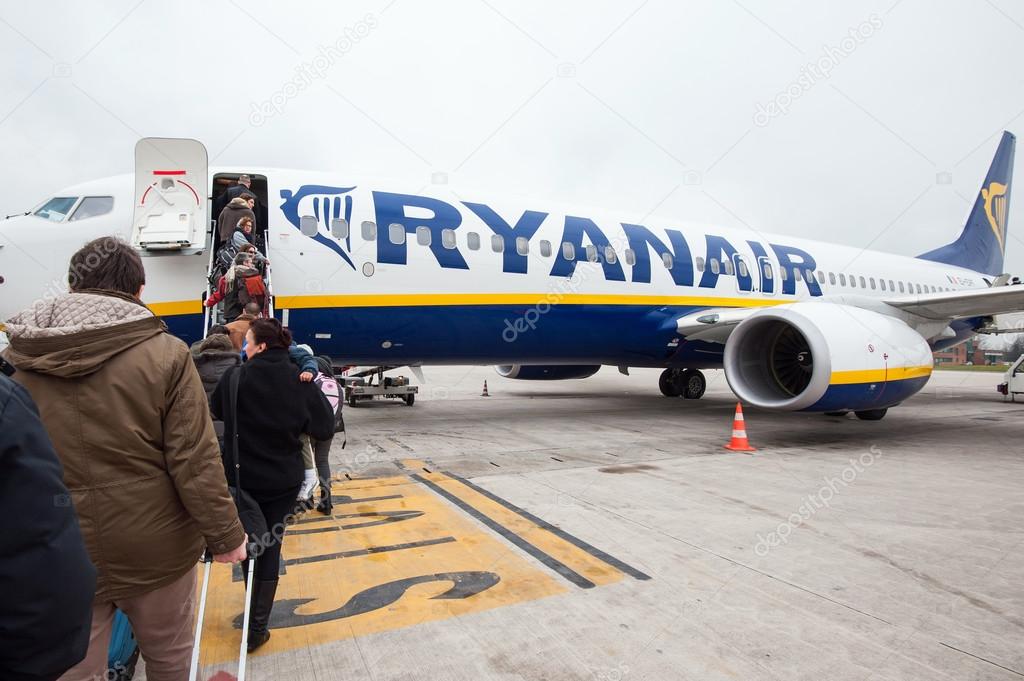 Passengers boarding Ryanair Jet airplane — Stock Editorial Photo © pio3 ...
