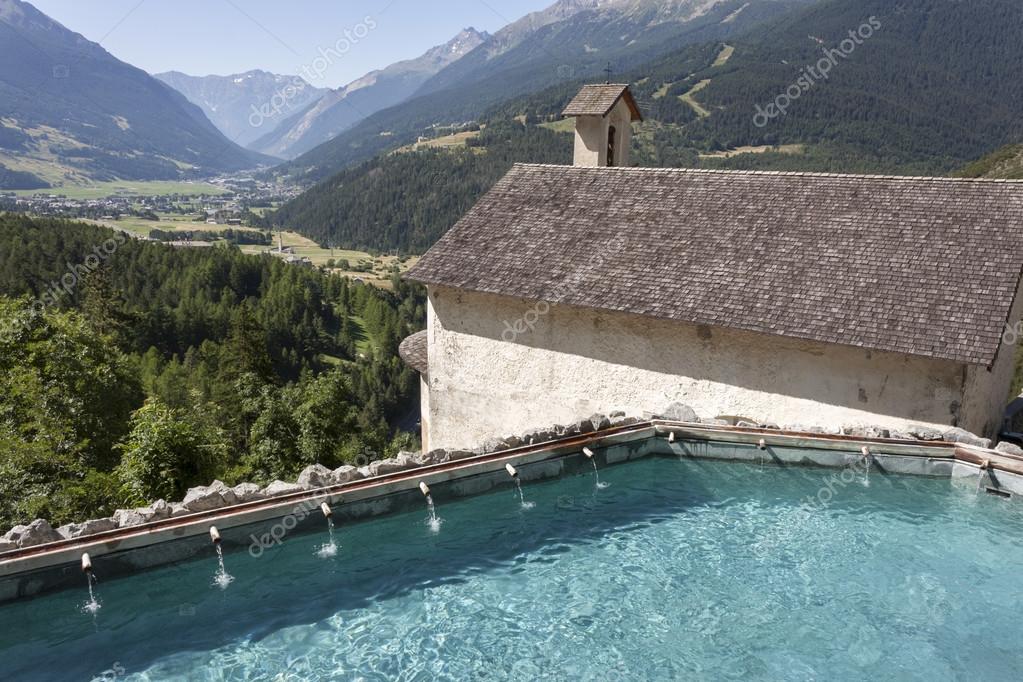 antiguos baños romanos en Bormio, Valtellina, Italia 2023