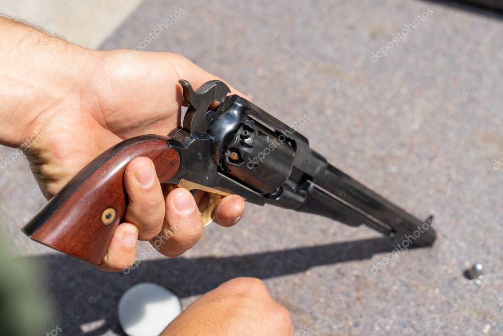 Primer plano en la mano de un hombre desconocido cargando Polvo negro ...
