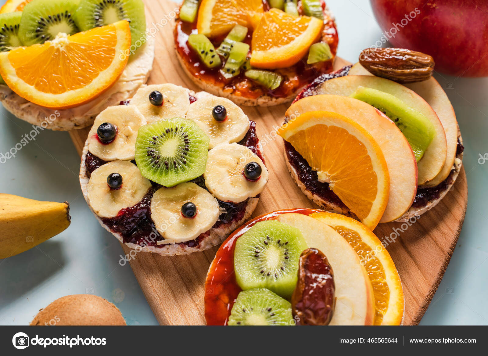 Crispy Puffed Rice Cakes Table Fresh Fruit Kiwi Banana Apple — Stock ...