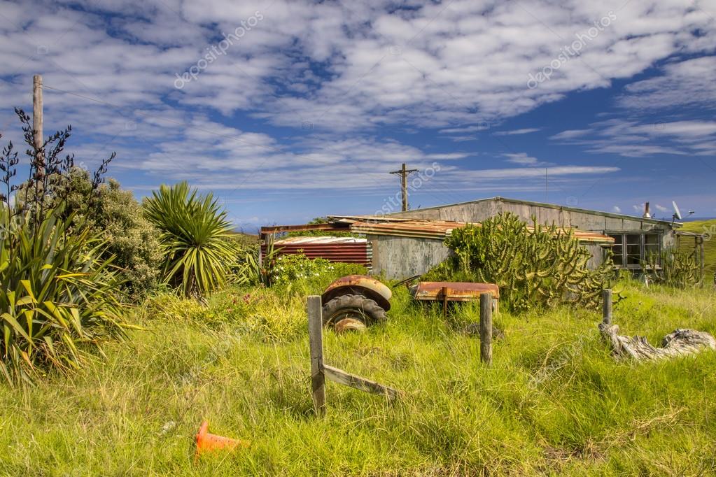 Messy Yard at a Rural Farm in New Zealand — Stock Photo ...