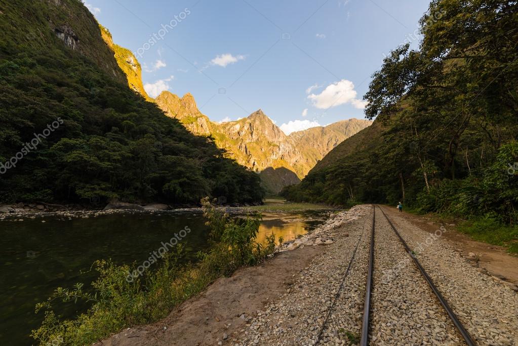Vías férreas y montañas Machu Picchu, Perú — Foto de stock © fbxx #97720666