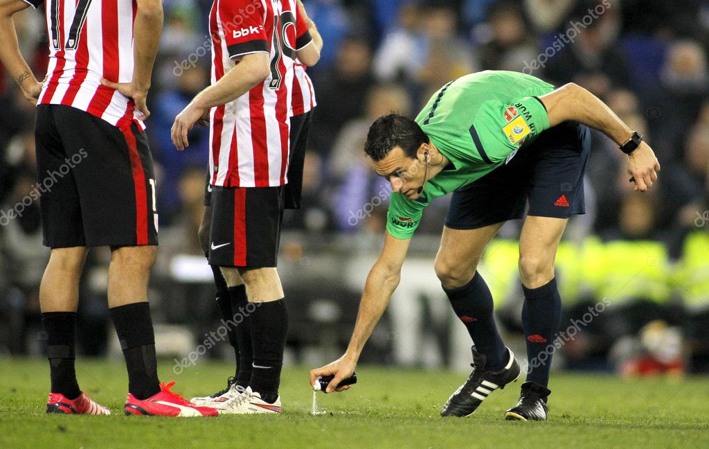 Referee Juan Martinez Munuera marks kick off positions — Stock Photo ...