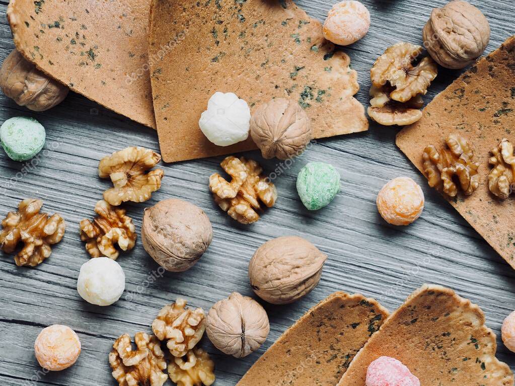 Dulces tradicionales asiáticos senbei, Galleta de arroz y nuez 2024