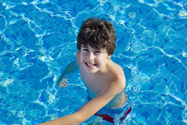 Garçon à la piscine images libres de droit, photos de Garçon à la ...