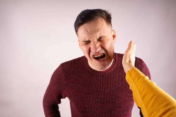 Una Persona Abofeteando Hombre Asustado Cara Emocional Macho Siendo ...