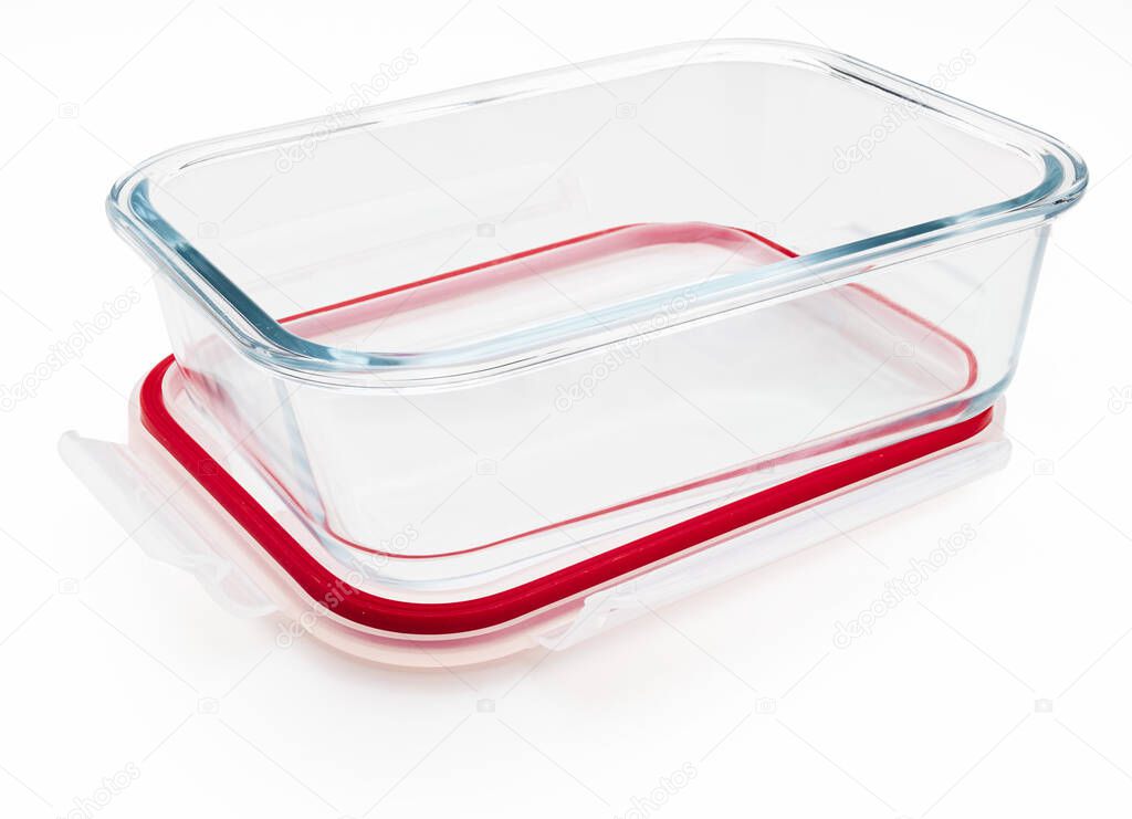 Tupperware de vidrio vacío y abierto. Aislado sobre fondo blanco. 2023