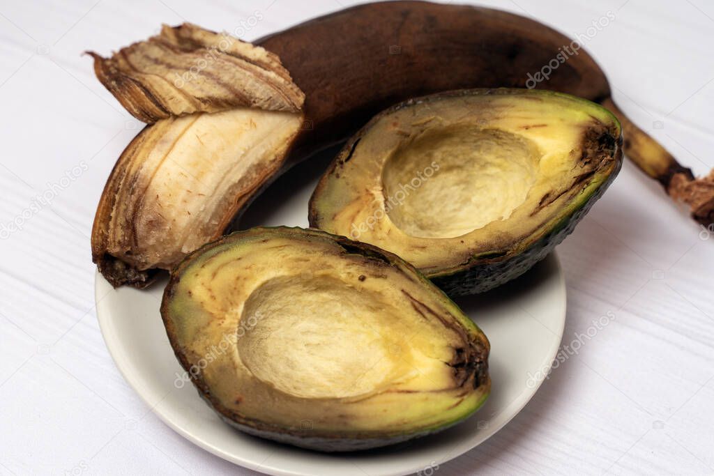 Algunas frutas demasiado maduras en plato blanco con manchas sucias ...