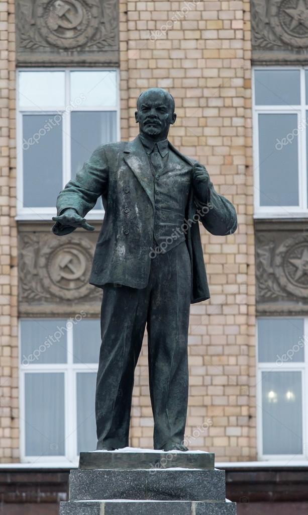 Monumento VI Lenin sobre el trasfondo de la administración de la ciudad ...
