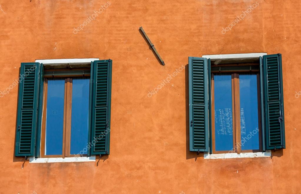 Beautiful venetian windows of a typical Venetian house, Italy — Stock ...