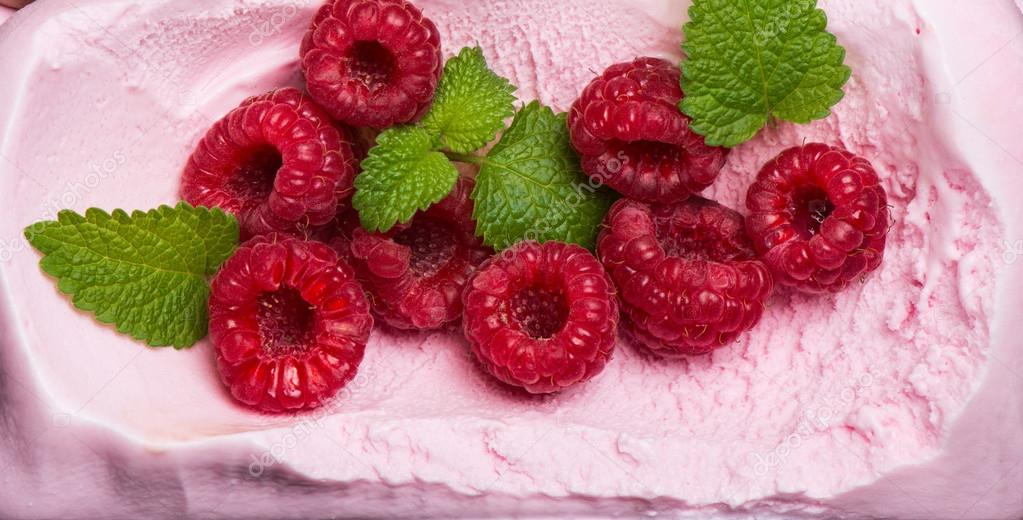Pink ice cream with raspberries and mint — Stock Photo © Denira #57683785