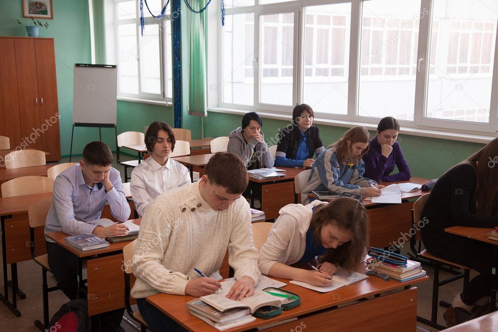 Students listen to the teacher in the classroom — Stock Editorial Photo ...