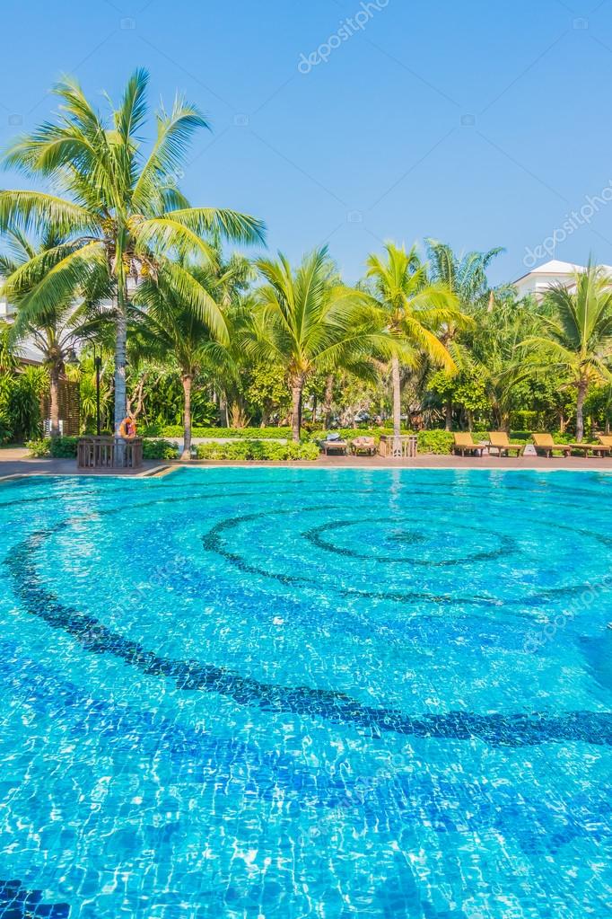 Piscina Con Palmeras Piscina Con Palmeras Y Mar — Foto De Stock