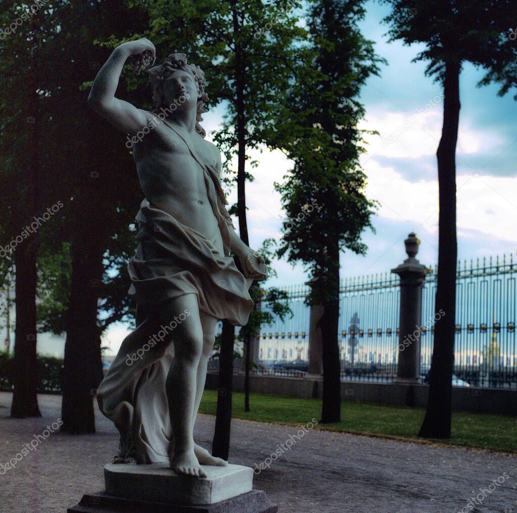 Una estatua. Baco. Baco. Escultor desconocido. De Italia. Principios ...