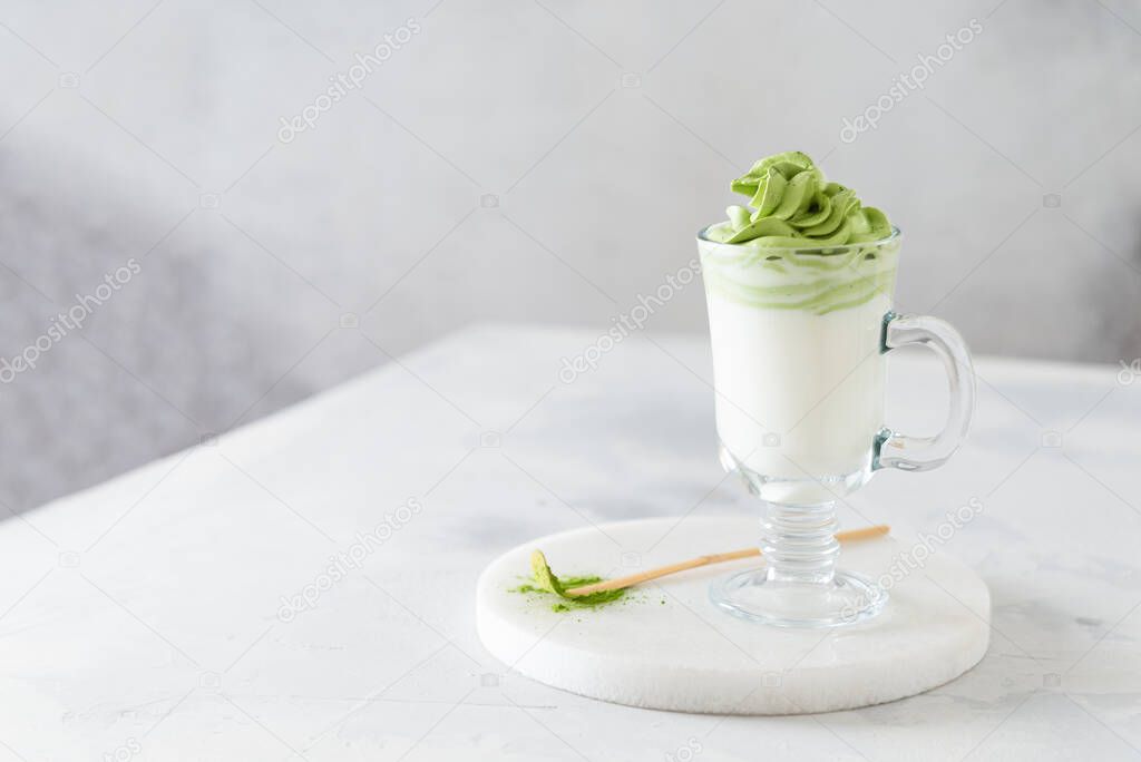 Dalgona Matcha Latte, una cremosa matcha batida, sobre fondo claro. Té ...