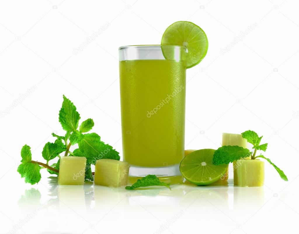 jugo sobre fondo blanco 2023