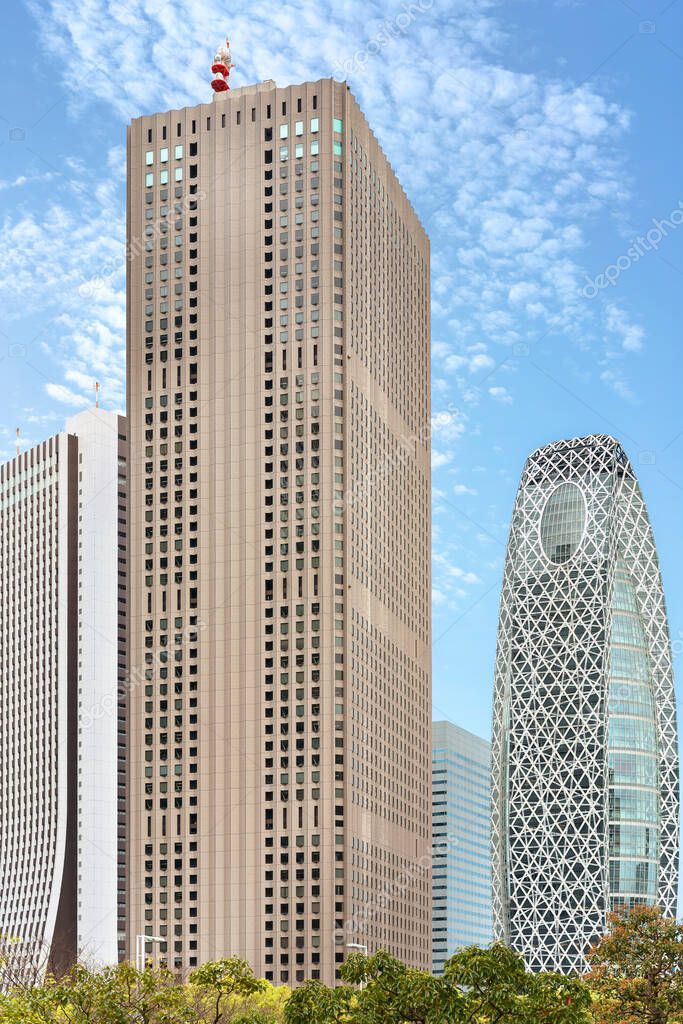 tokyo, Japón - 10 de mayo de 2021: Rascacielos de shinjuku símbolos del negocio y la economía de ...