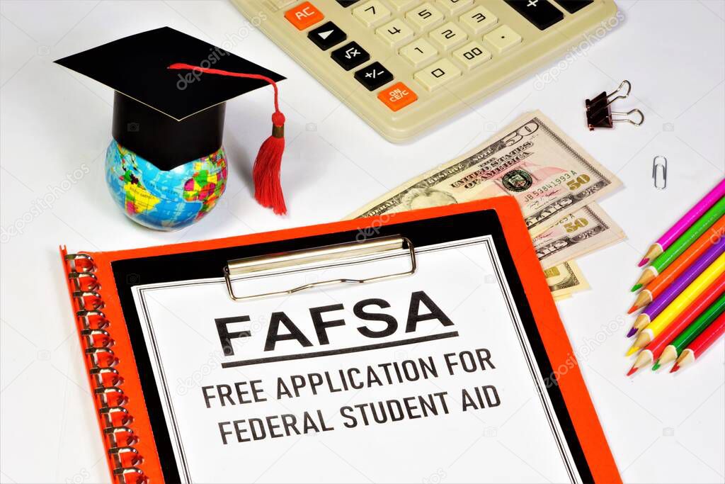 FAFSA. Solicitud gratuita de ayuda estudiantil federal. Etiqueta de texto en la carpeta de ...