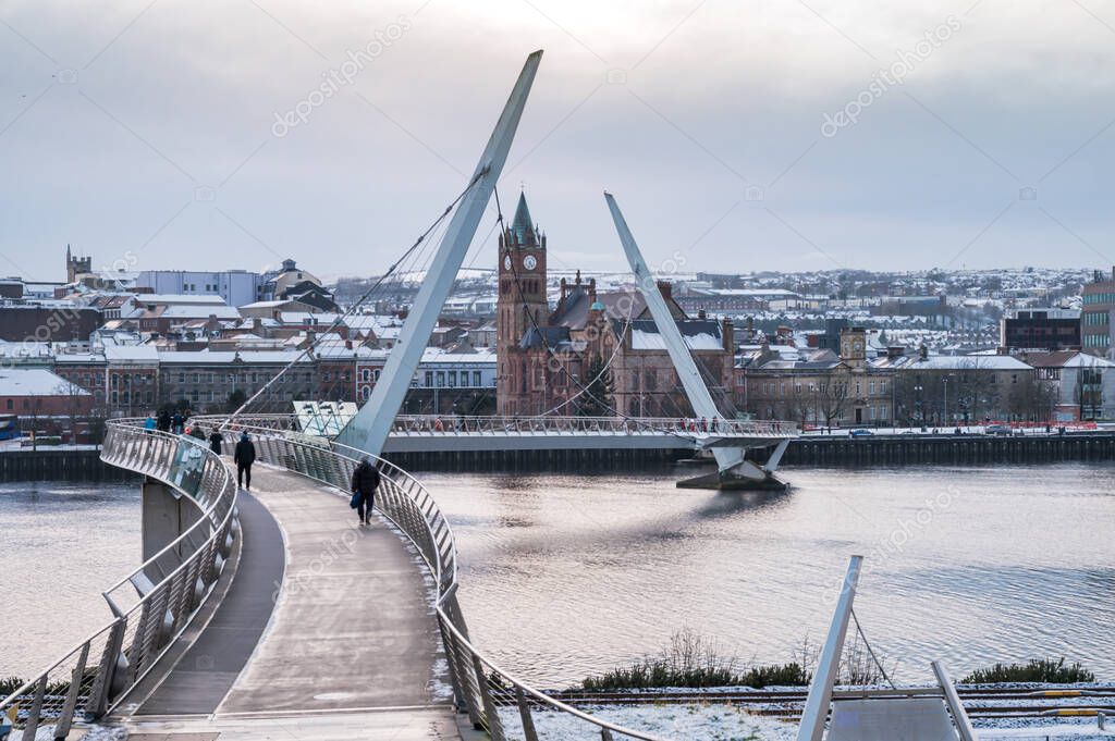 El Puente de la Paz cubierto de nieve en Derry, Irlanda del Norte 2022
