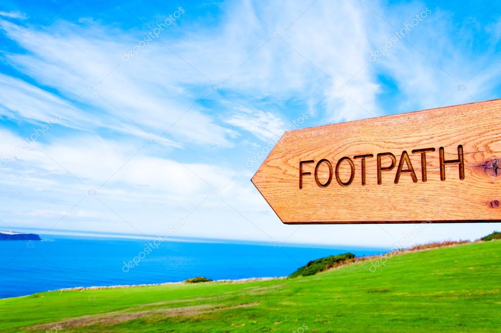 Señal de dirección del sendero en el campo inglés 2023