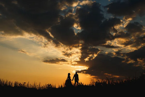 Couple sunset silhouette Stock Photos, Royalty Free Couple sunset silhouette Images | Depositphotos