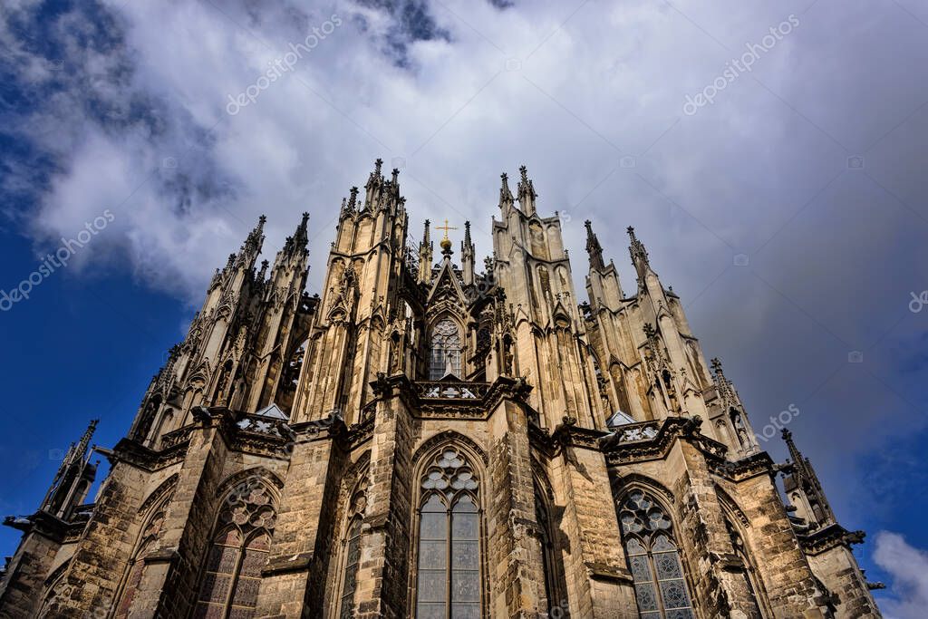 Vista al cielo de una catedral histórica en Alemania y su magnífica ...