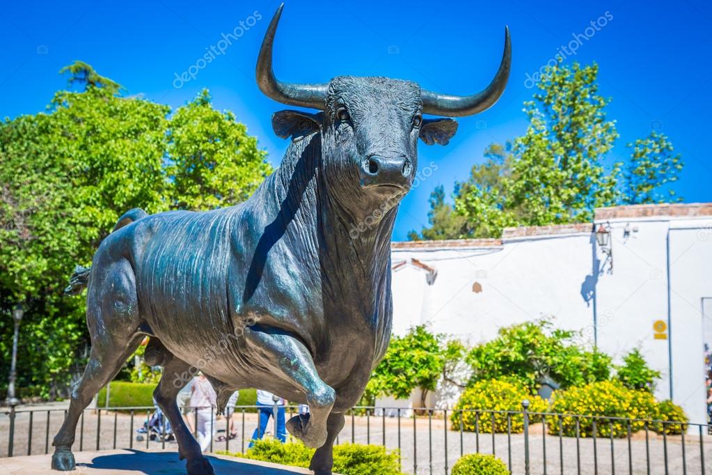 Estatua de toro frente a la plaza de toros en Ronda, España 2025