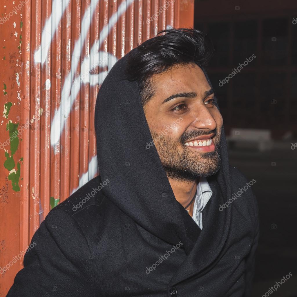 Hombre indio guapo posando en un contexto urbano 2024