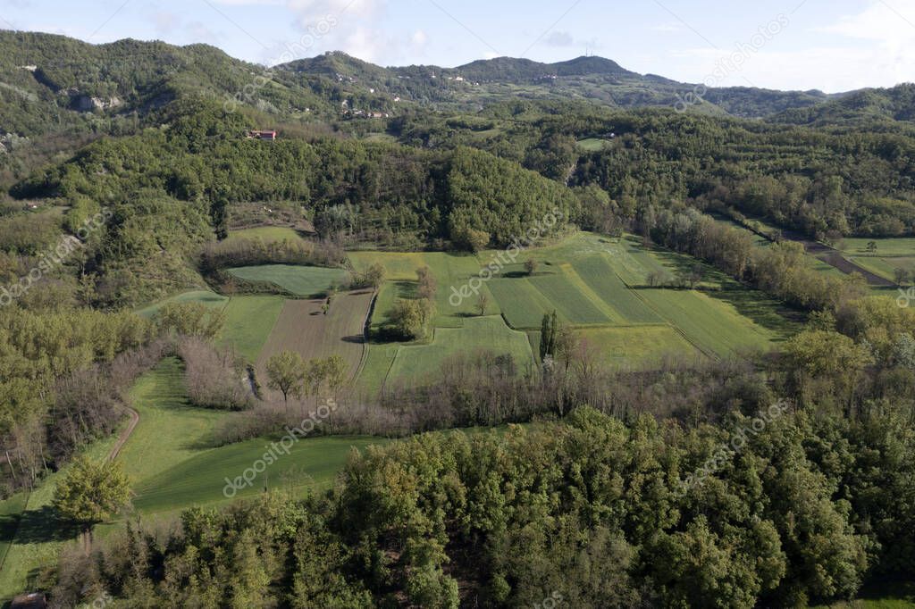 campos de cultivo de Borghetto di Borbera Pemonte Italia Pueblo vista ...