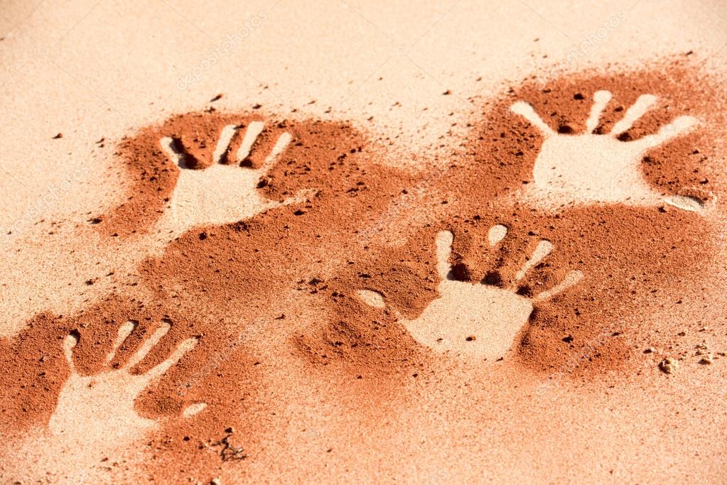 Rode grond hand vorm op zand zoals Aborigeense kunststijl — Stockfoto ...