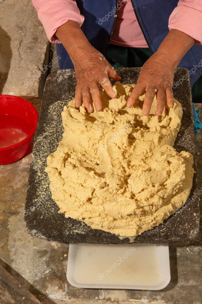 Mujer ind gena mexicana preparando tortillas hechas a mano en una cocina, las totrtillas se ...