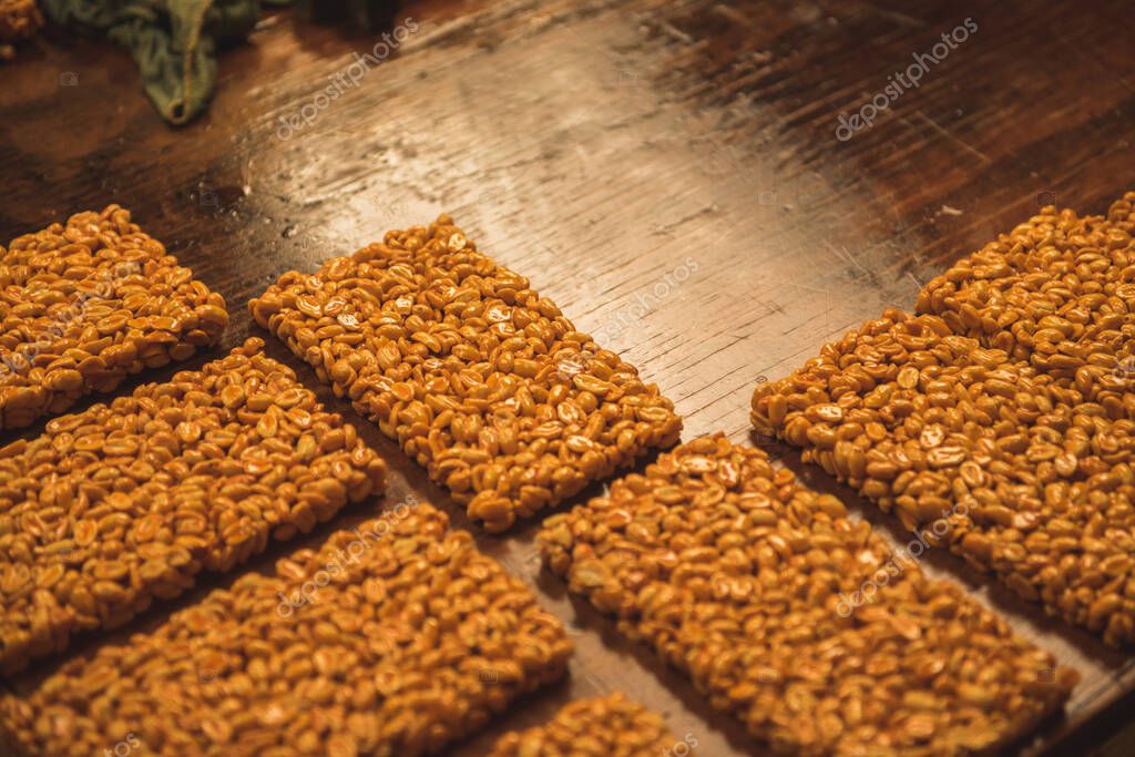 Los dulces típicos mexicanos, llamados palanquetas, están hechos con ...