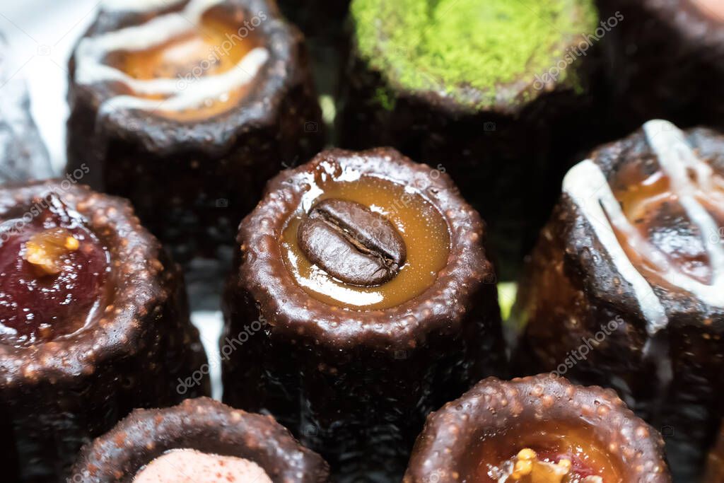 Caneles de burdeos es un pequeño pastel con ron y vainilla, postre ...