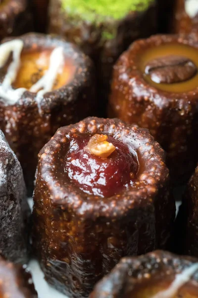 Caneles de burdeos es un pequeño pastel con ron y vainilla, postre ...