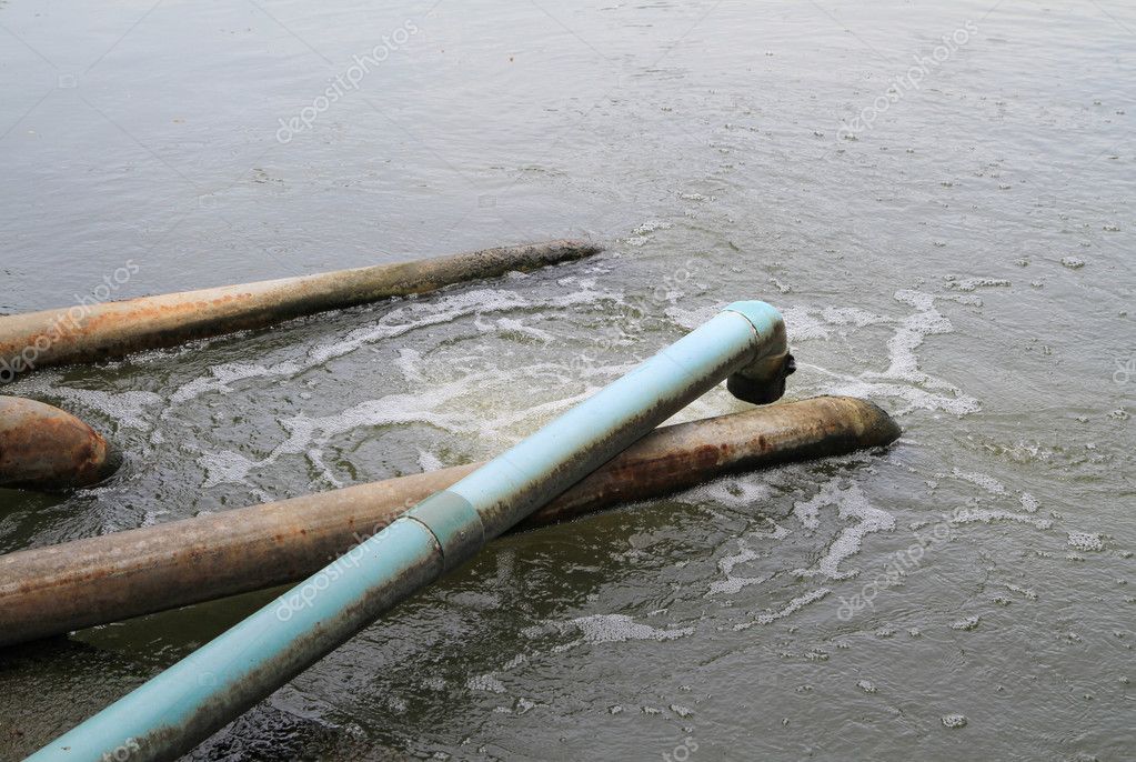 Flujo de aguas residuales de la tubería de agua 2024