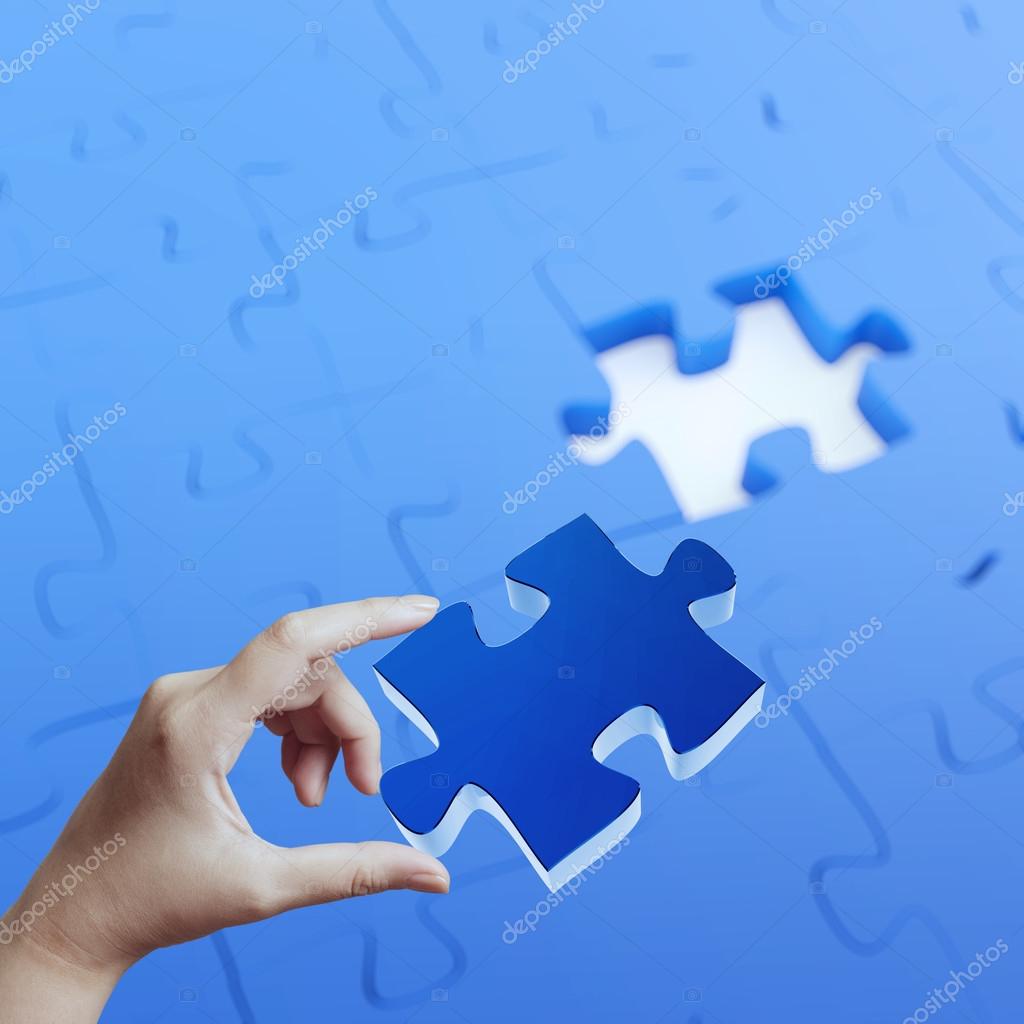 mano femenina colocando la última pieza de Puzzle como concepto 2024 mano femenina colocando la última pieza de Puzzle como concepto 2024