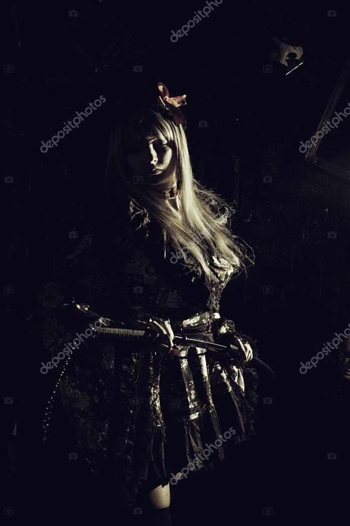 Samurai chica en la oscuridad — Foto de stock #104680770 © IgorFaun