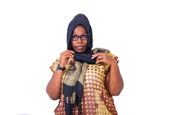 Smuk Moden Kvinde Traditionel Kjole Stående Park Ser Kameraet Profil ...