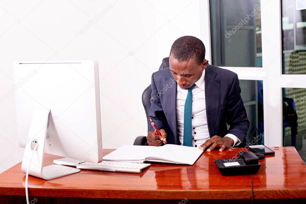 Hombre de negocios serio sentado frente a la computadora en la oficina ...