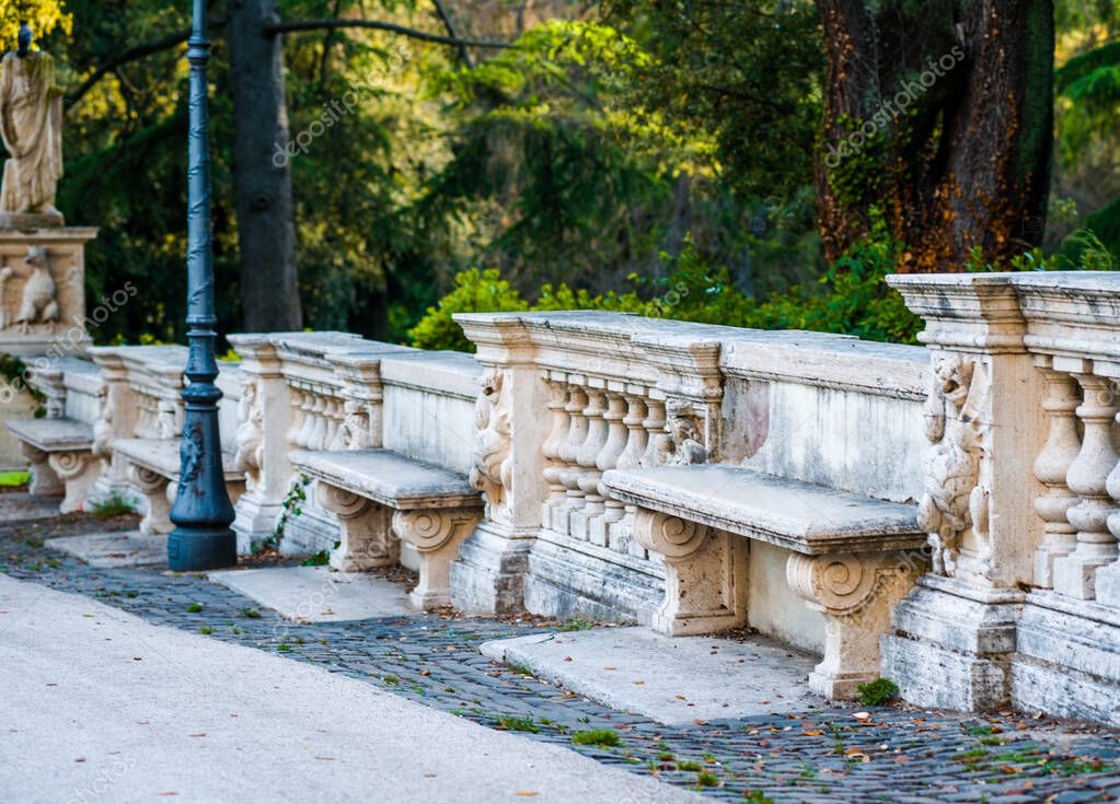 antiguo parque roma con columnas y monumentos una gran cantidad de ...