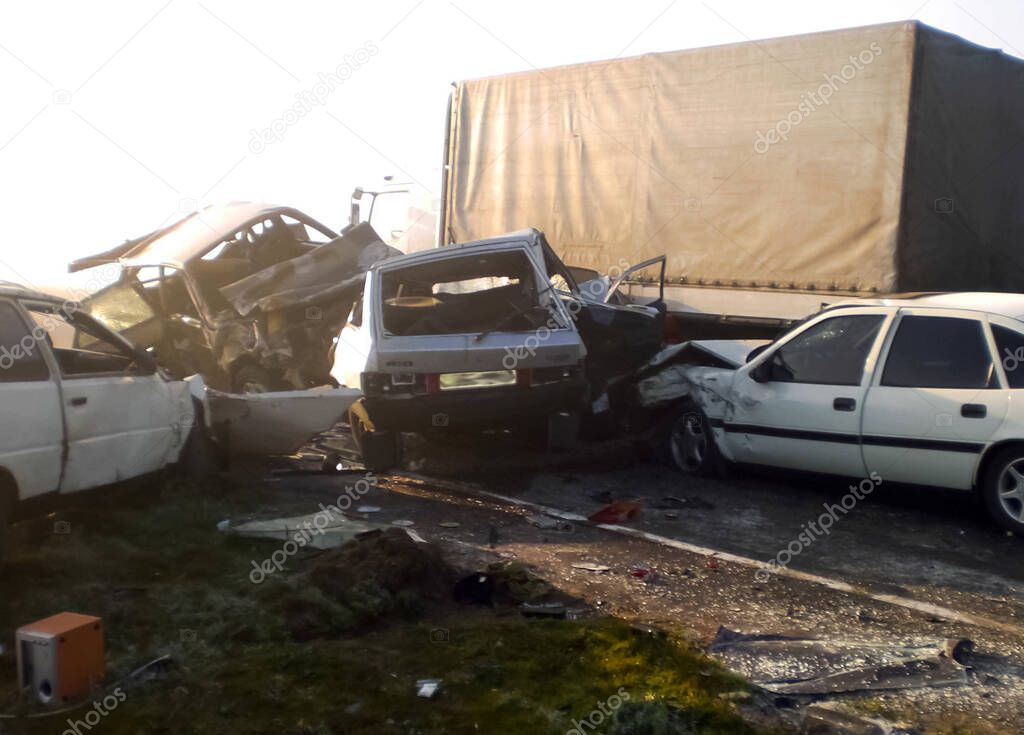 Kharkov, Ucrania - 14 de junio de 2010: Consecuencias de un accidente automovil stico, un autom ...