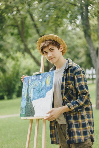 Chico adolescente pintando fotos de stock, imágenes de Chico ...