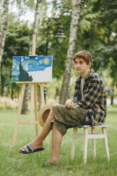 Chico adolescente pintando fotos de stock, imágenes de Chico ...
